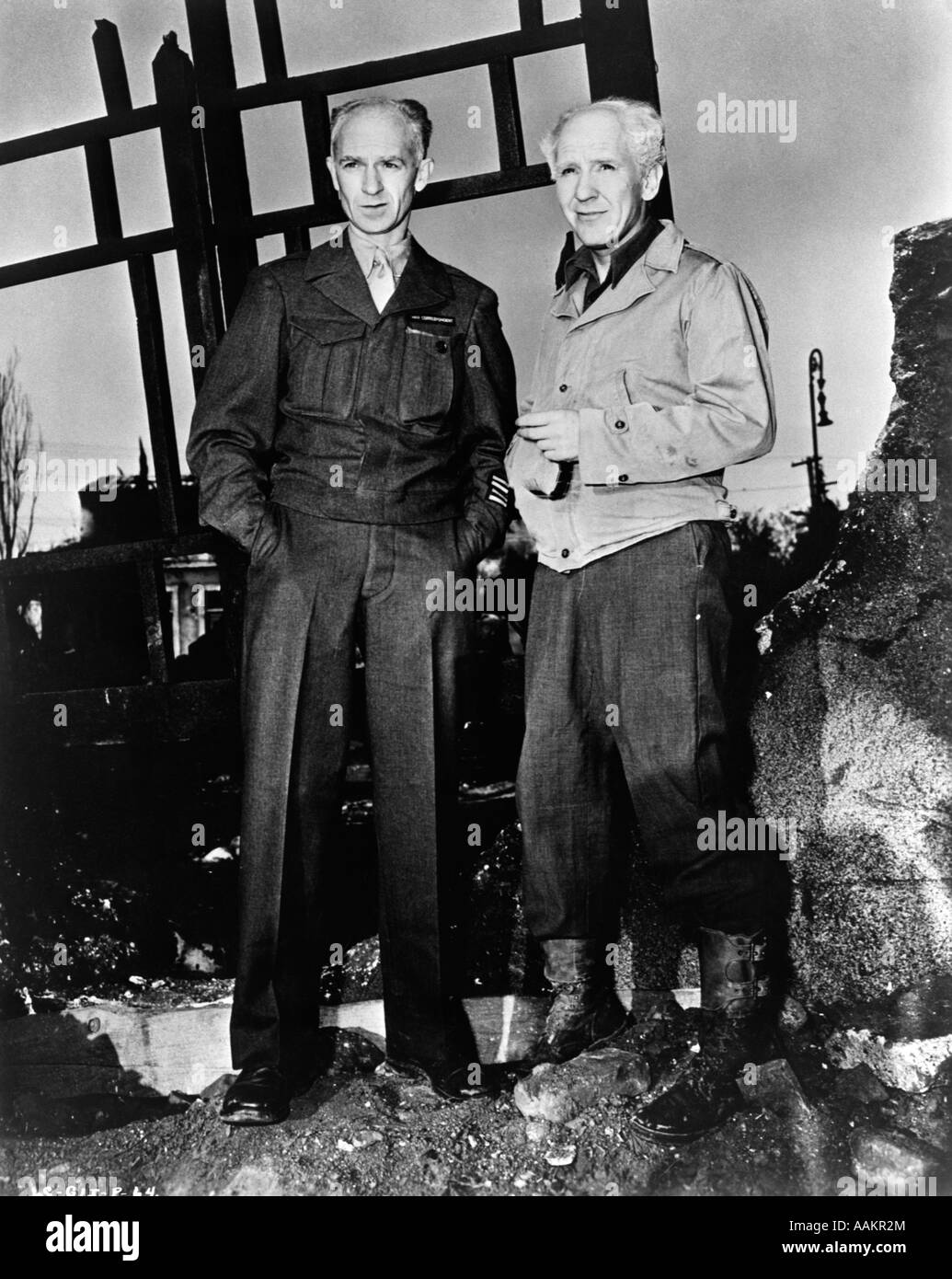 ERNIE PYLE AND BURGESS MEREDITH ON THE SET OF MOVIE GI JOE MEREDITH ...
