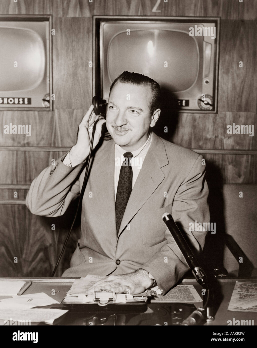 Reporter 1950s hi-res stock photography and images - Alamy