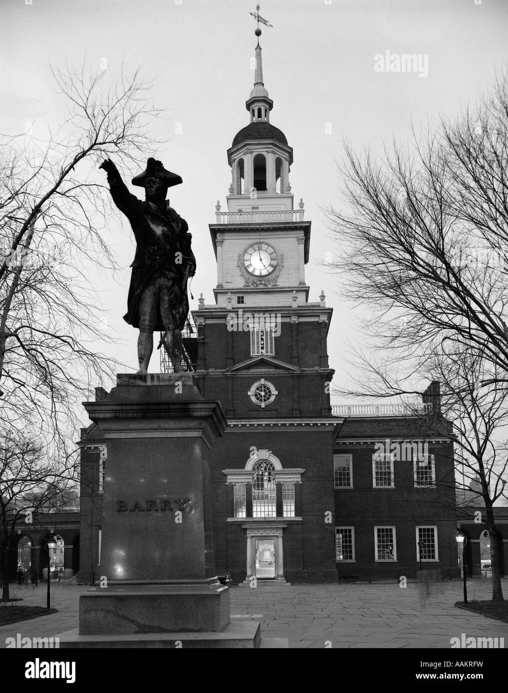 INDEPENDENCE HALL WITH BARRY STATUE IN FOREGROUND Stock Photo - Alamy
