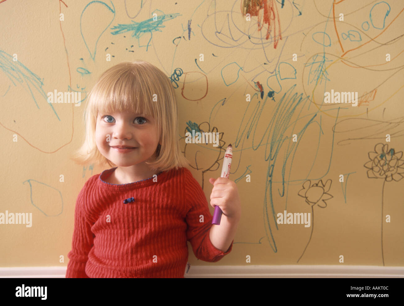 Child scribbling wall hi-res stock photography and images - Alamy