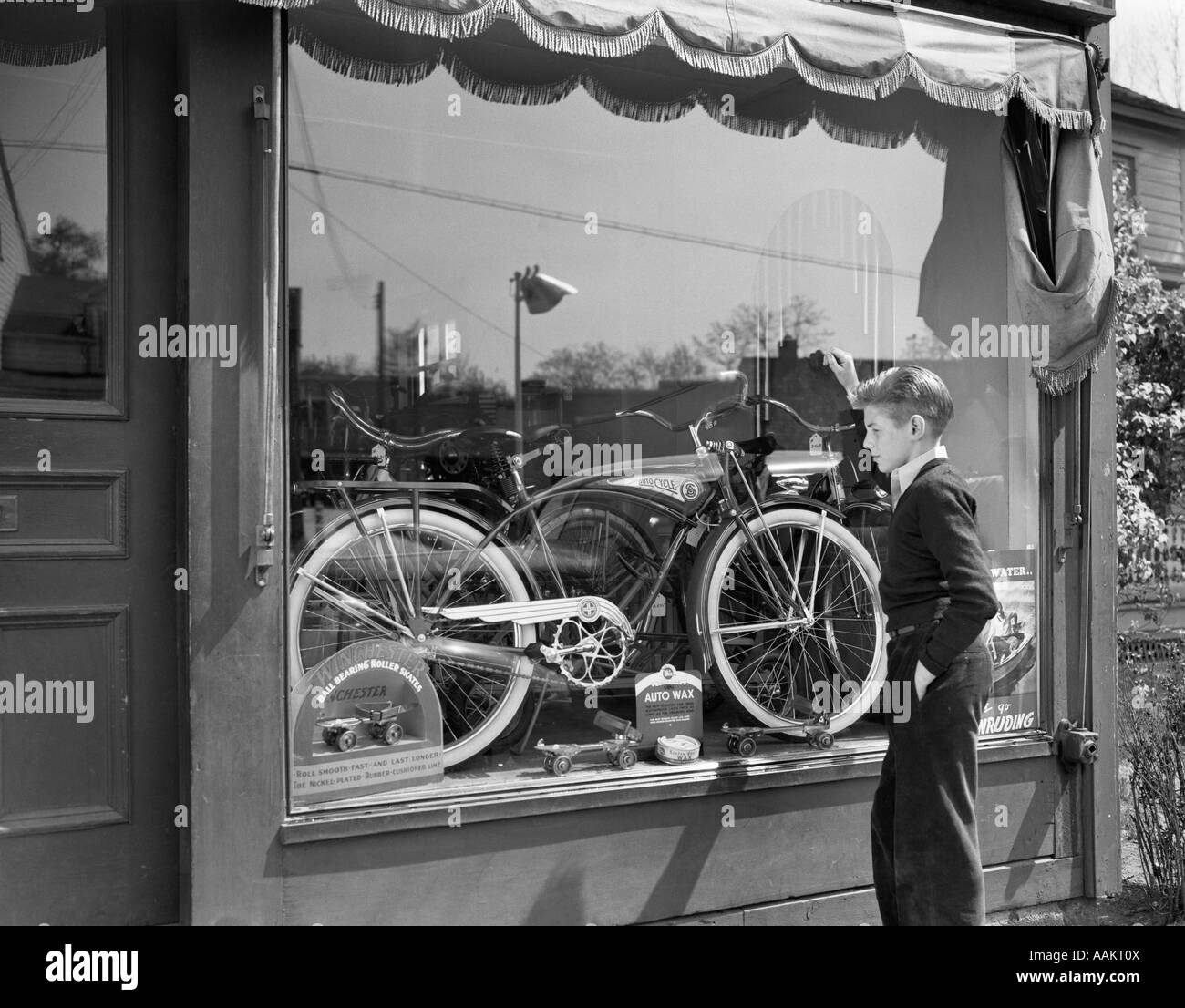 People looking in windows Black and White Stock Photos & Images - Alamy