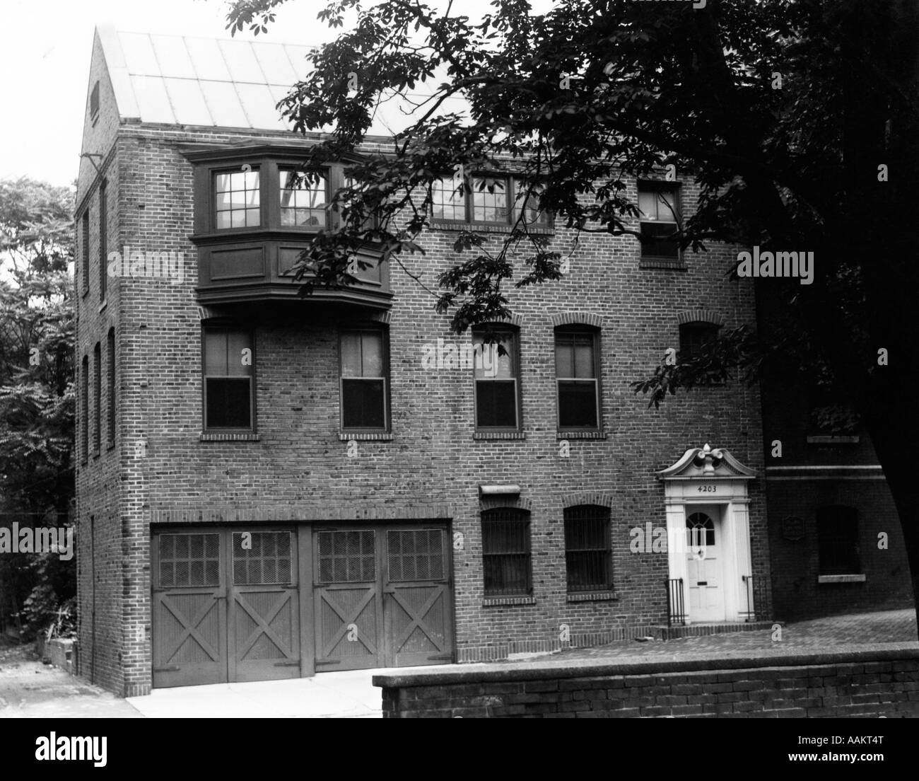 1 red 1 white car Black and White Stock Photos & Images - Alamy