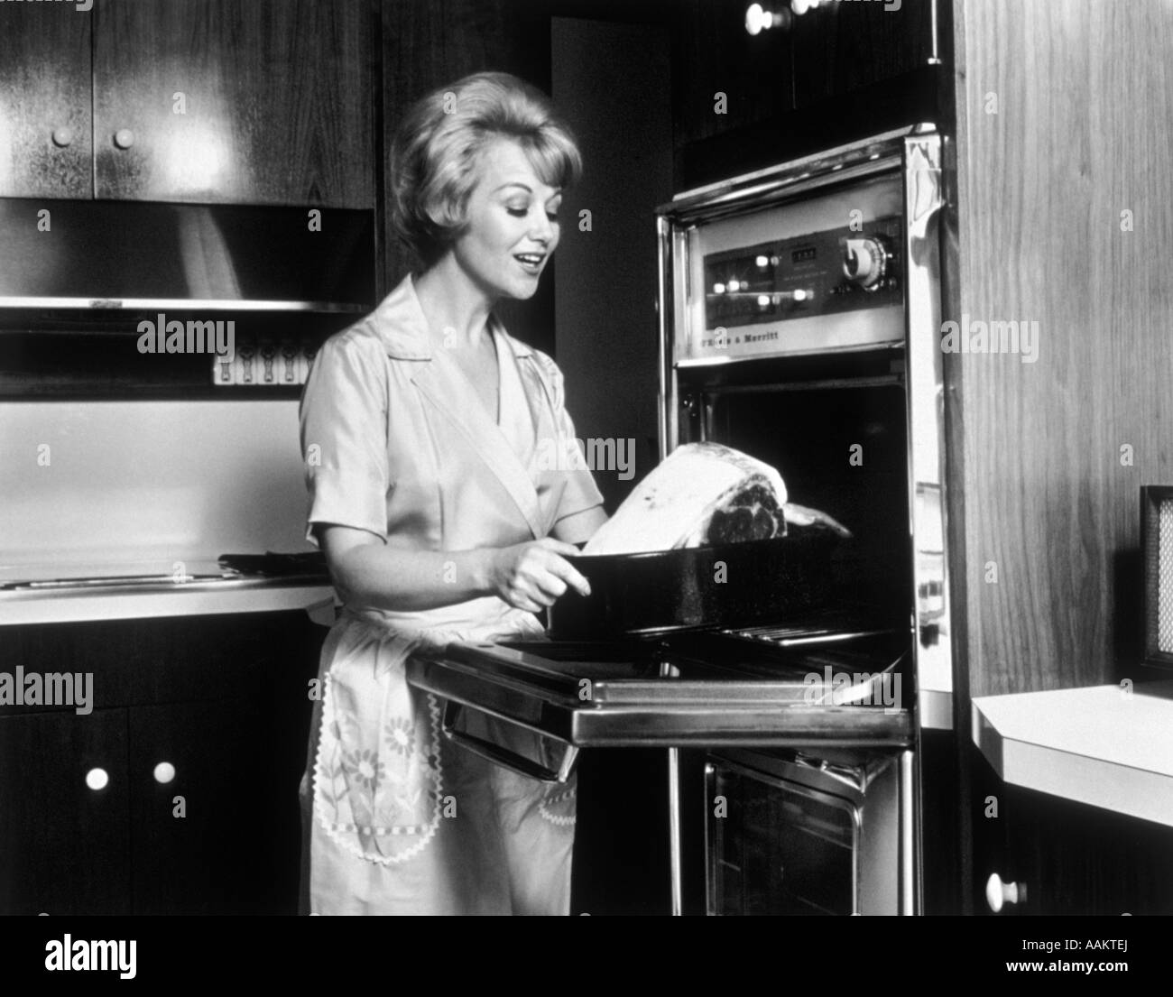 Retro woman cooking black hi-res stock photography and images - Alamy