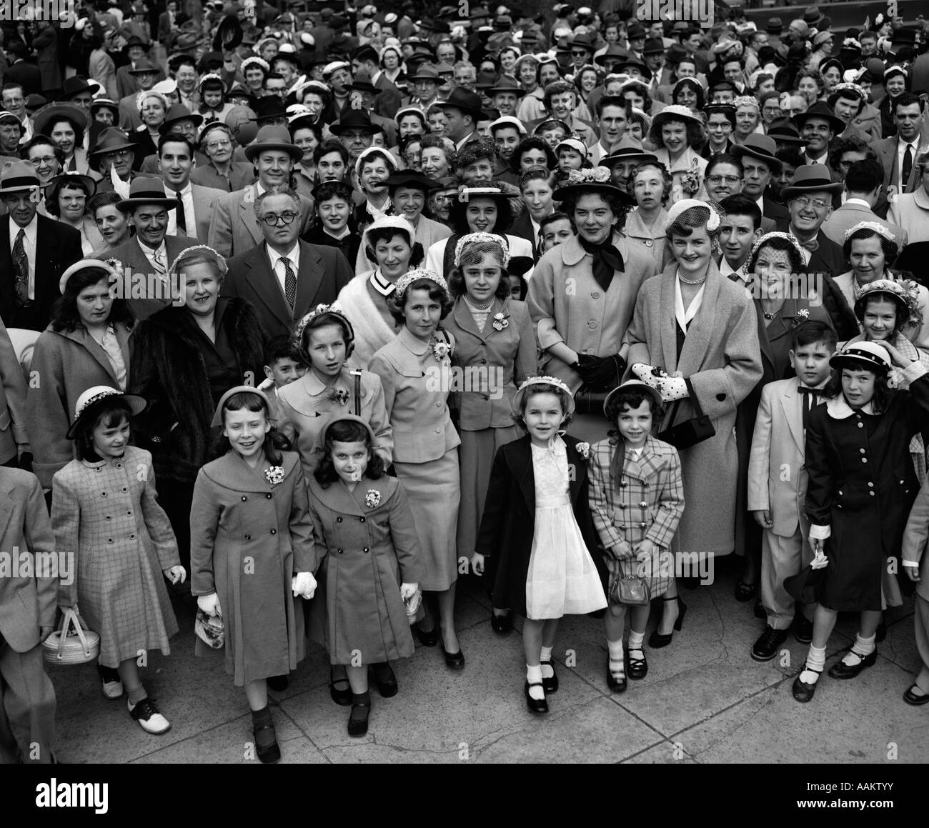 Women with flowers 1950s hi-res stock photography and images - Alamy