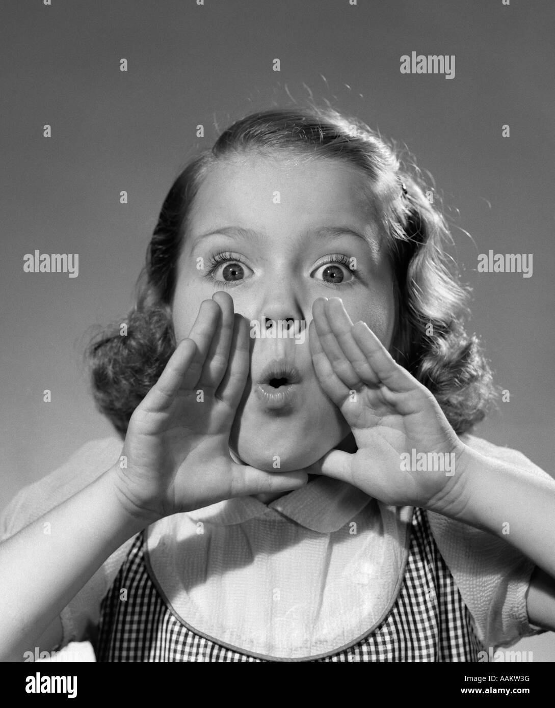 1950s LITTLE GIRL HAND CUPPING MOUTH TO SHOUT YELL WHISTLE FACIAL ...