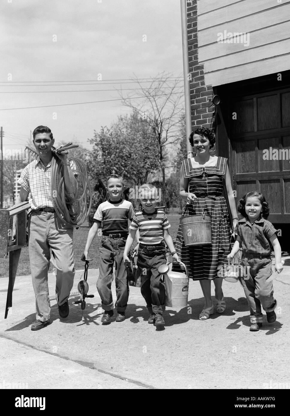 Family portrait 1950s hi-res stock photography and images - Alamy