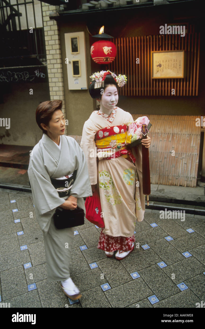 Japan Kyoto maiko apprentice geishas Stock Photo - Alamy
