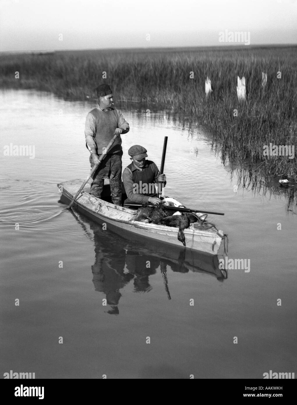 Men duck hunting hi-res stock photography and images - Alamy