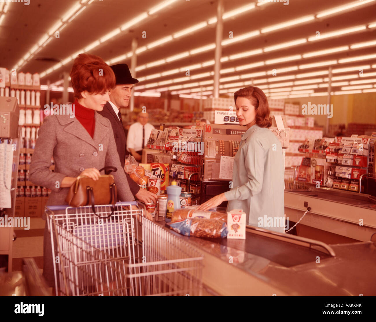 1960s COUPLE AT CHECK OUT COUNTER OF SUPERMARKET Stock Photo - Alamy