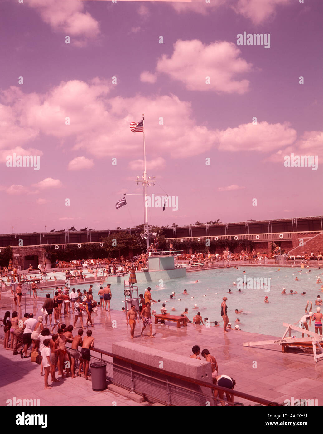 1960s crowded public swimming pool hi-res stock photography and images ...