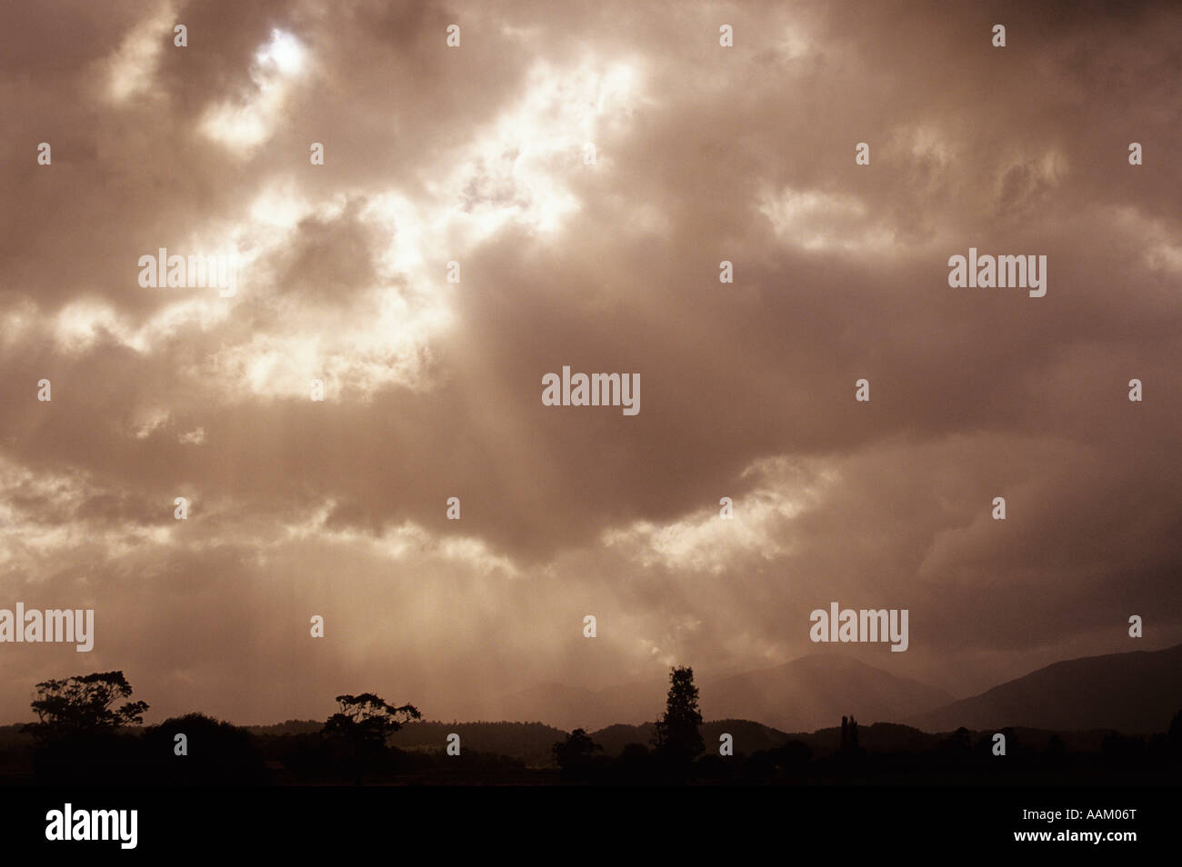 SUN RAYS STREAMING THROUGH CLOUDS NEW ZEALAND Stock Photo - Alamy