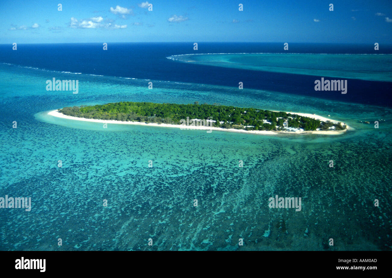 Aerial view of Heron Island and surrounding reefs Great Barrier Reef ...