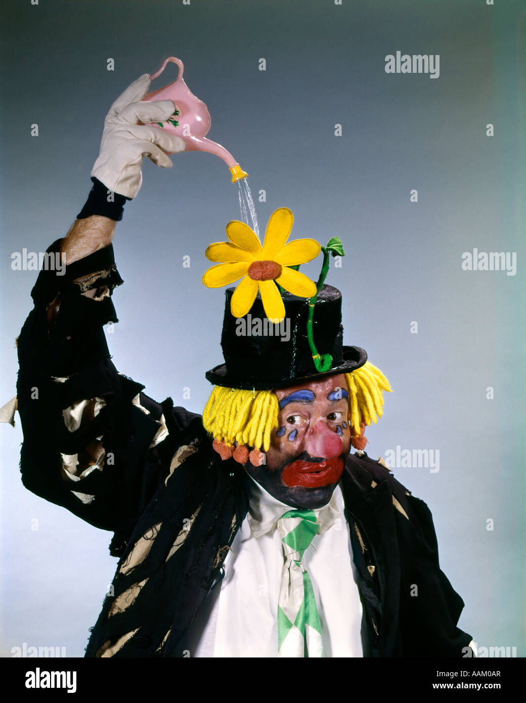 HOBO STYLE CLOWN WATERING DAISY GROWING OUT OF TOP HAT WITH TINY CAN ...