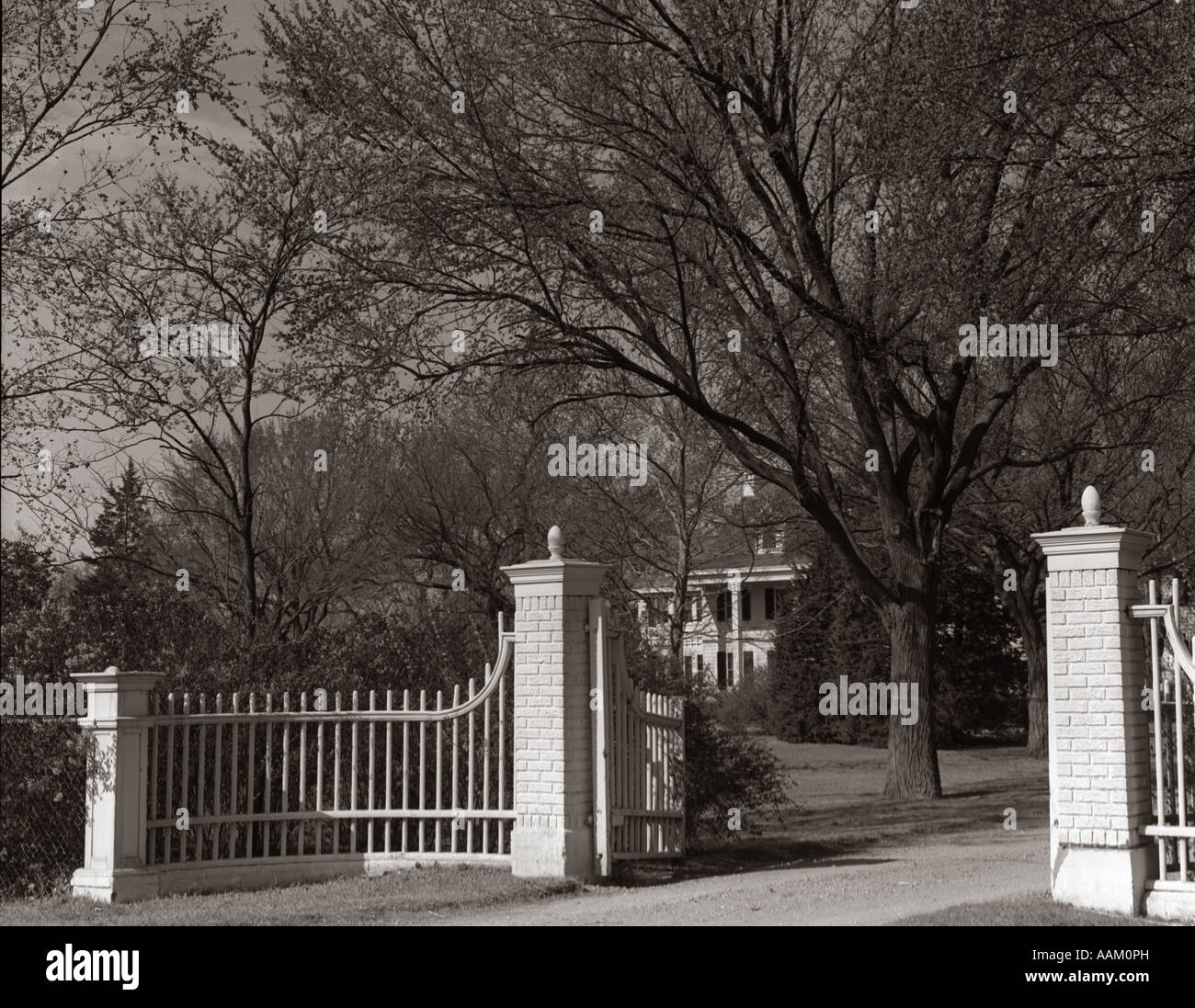 1950s GATE GATED ENTRANCE TO ESTATE MANOR HOUSE ENTRY MANSION ESTATES ...