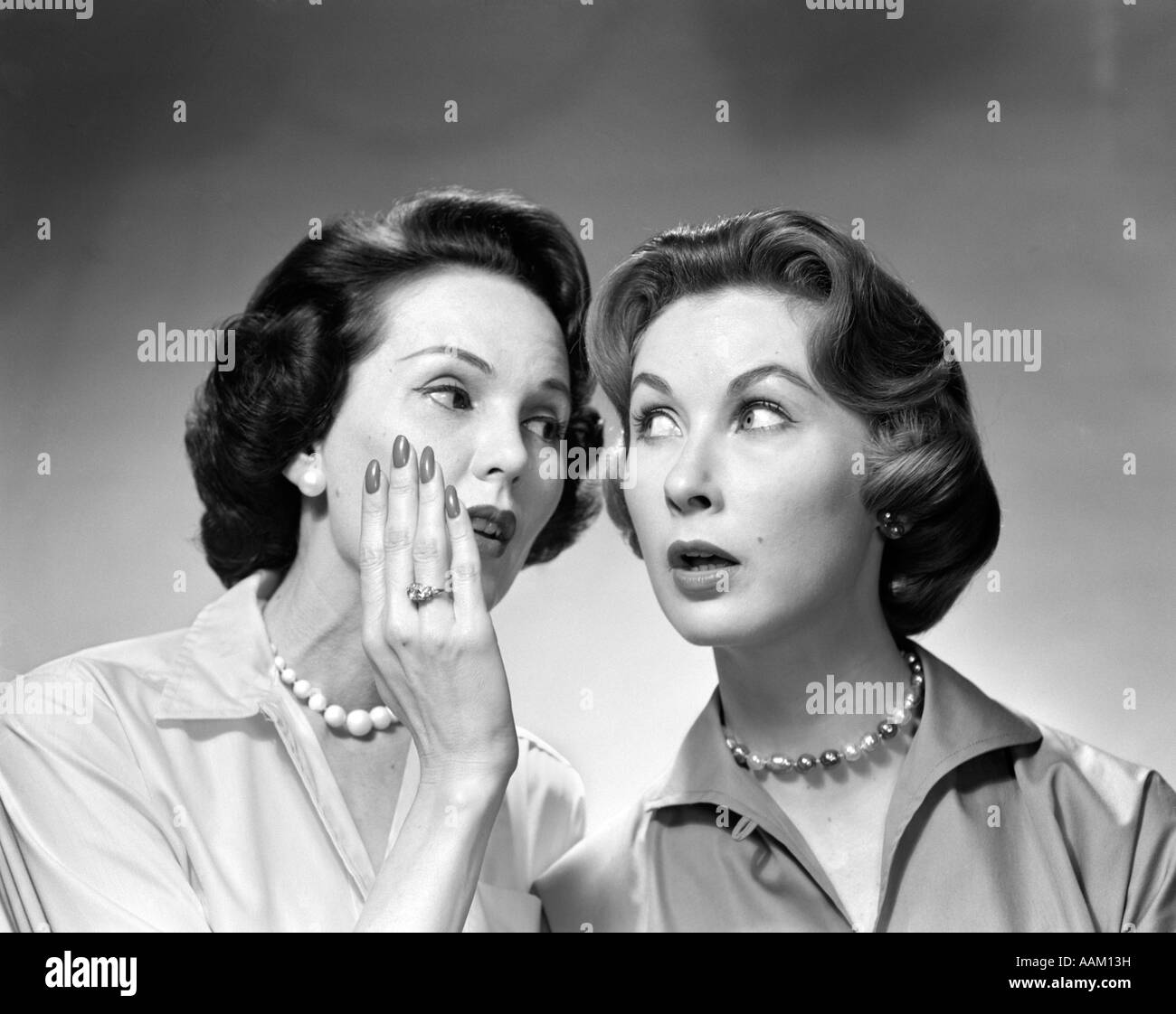 Women gossiping retro hi-res stock photography and images - Alamy