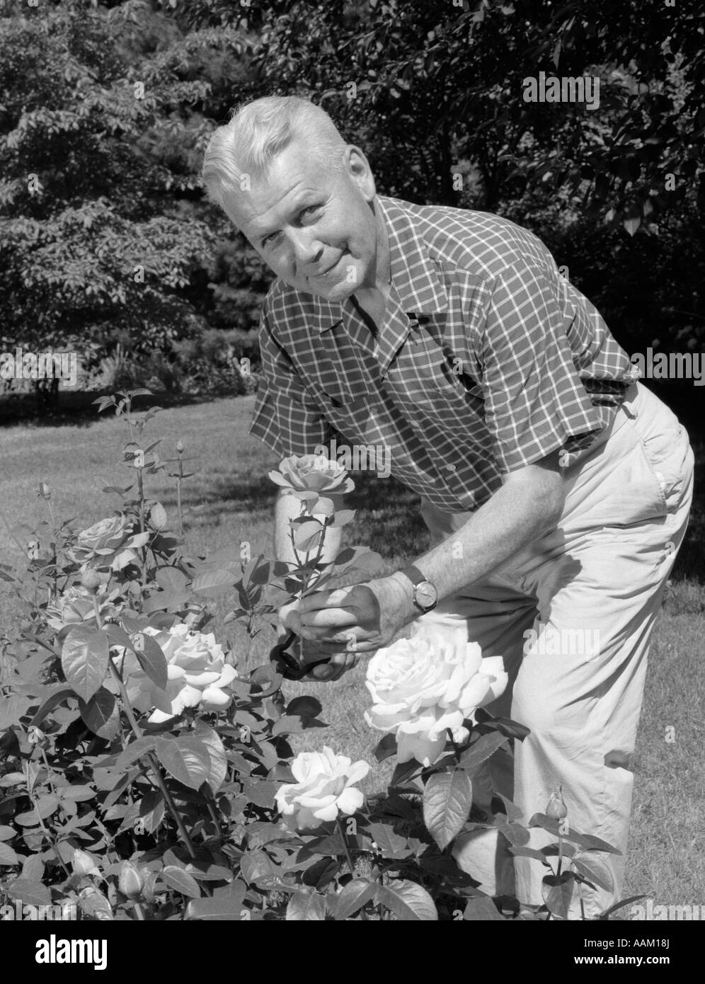 Men leaning garden vintage hi-res stock photography and images - Alamy