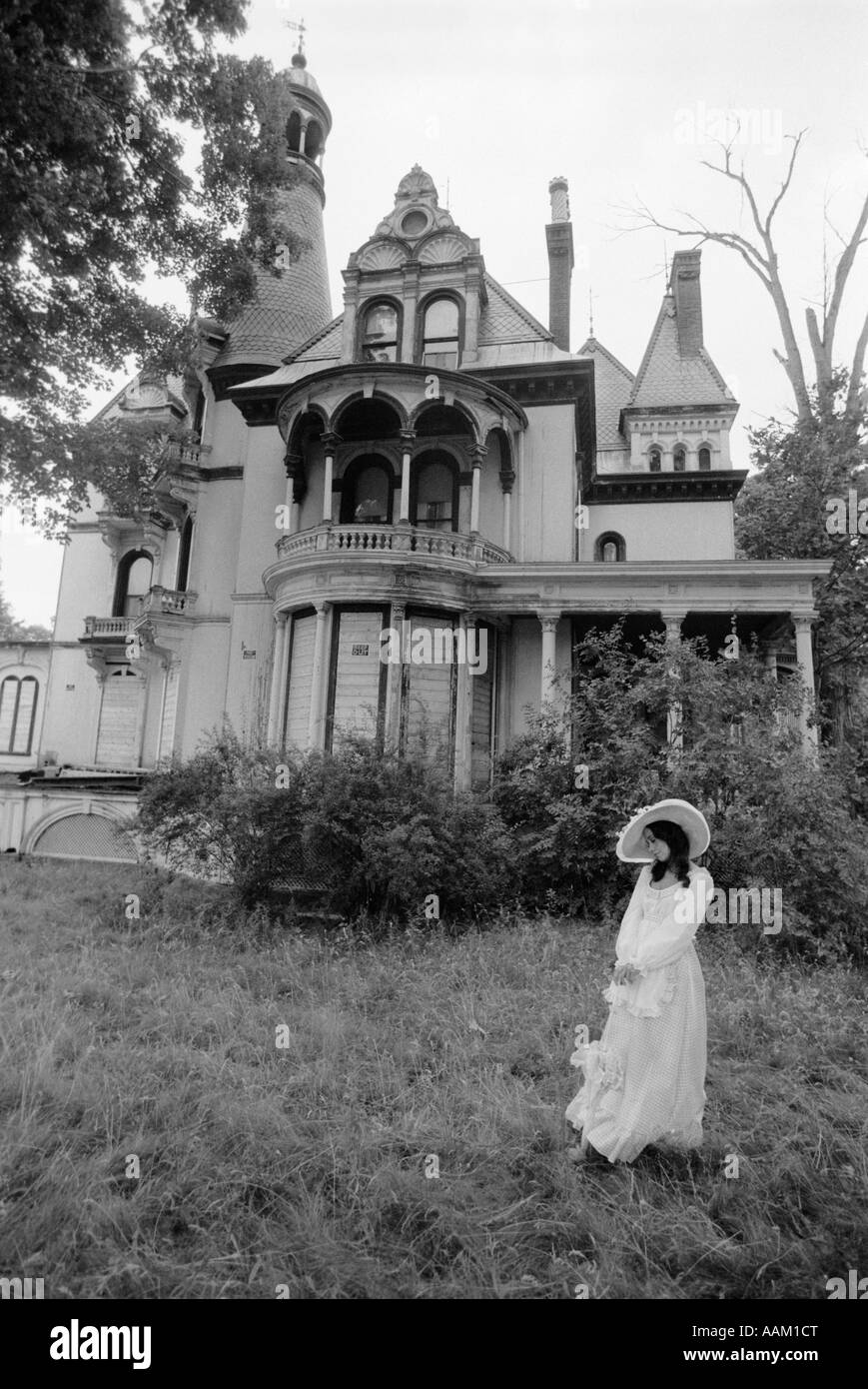 Victorian style woman hi-res stock photography and images - Alamy