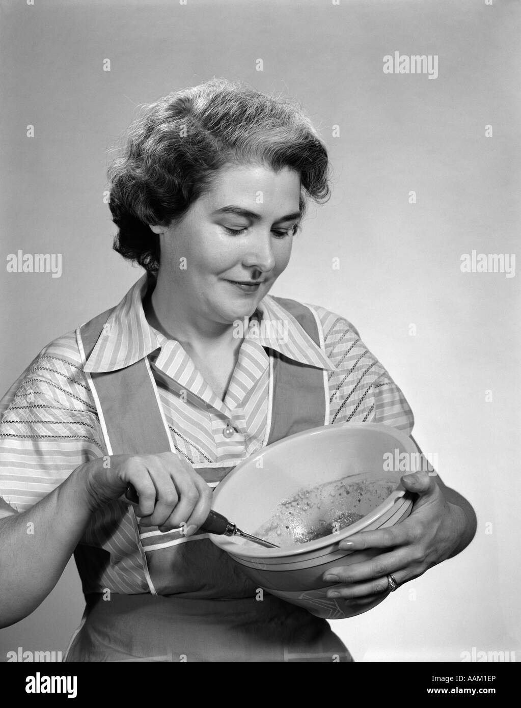 1940s WOMAN BAKING COOKING MIXING BOWL APRON Stock Photo - Alamy