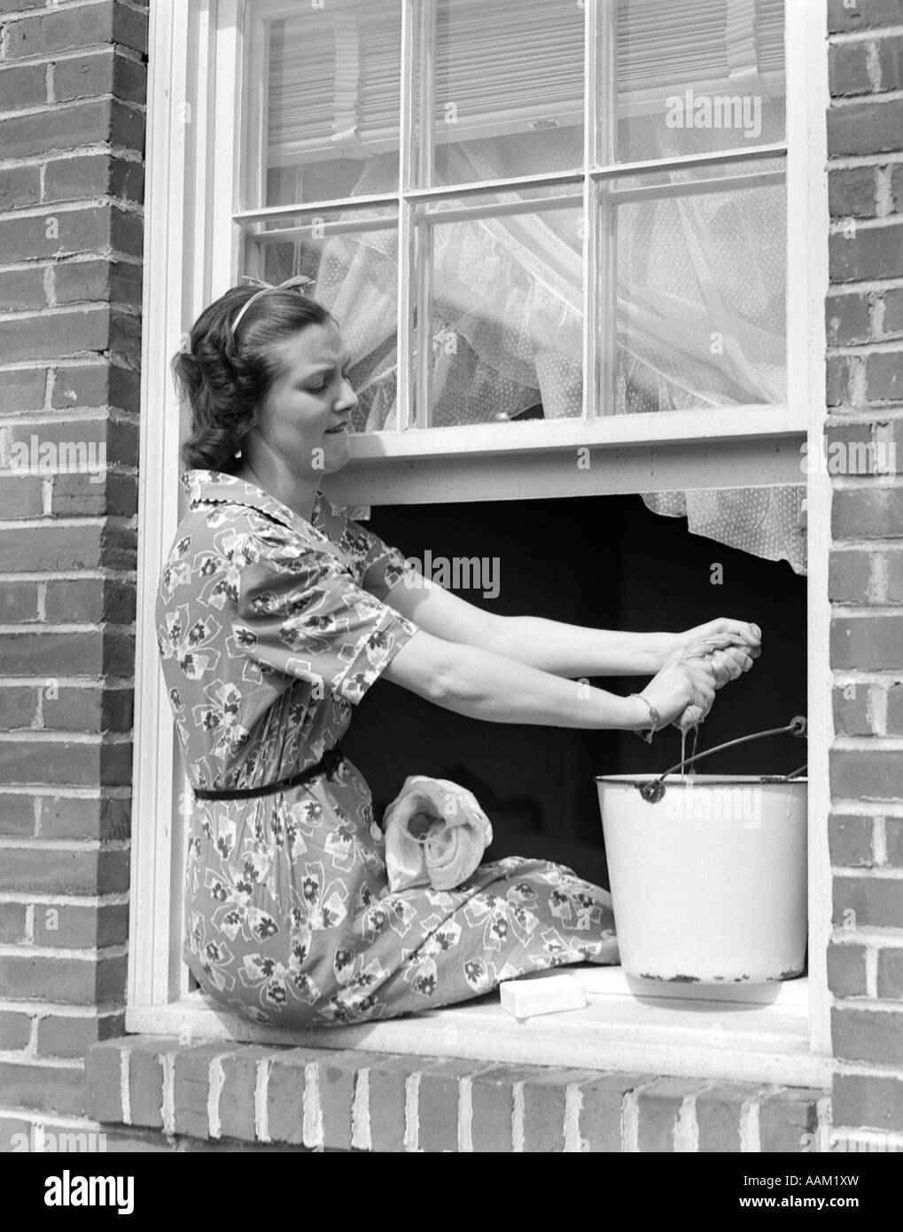 Retro Woman Cleaning Stock Photos & Retro Woman Cleaning Stock Images ...
