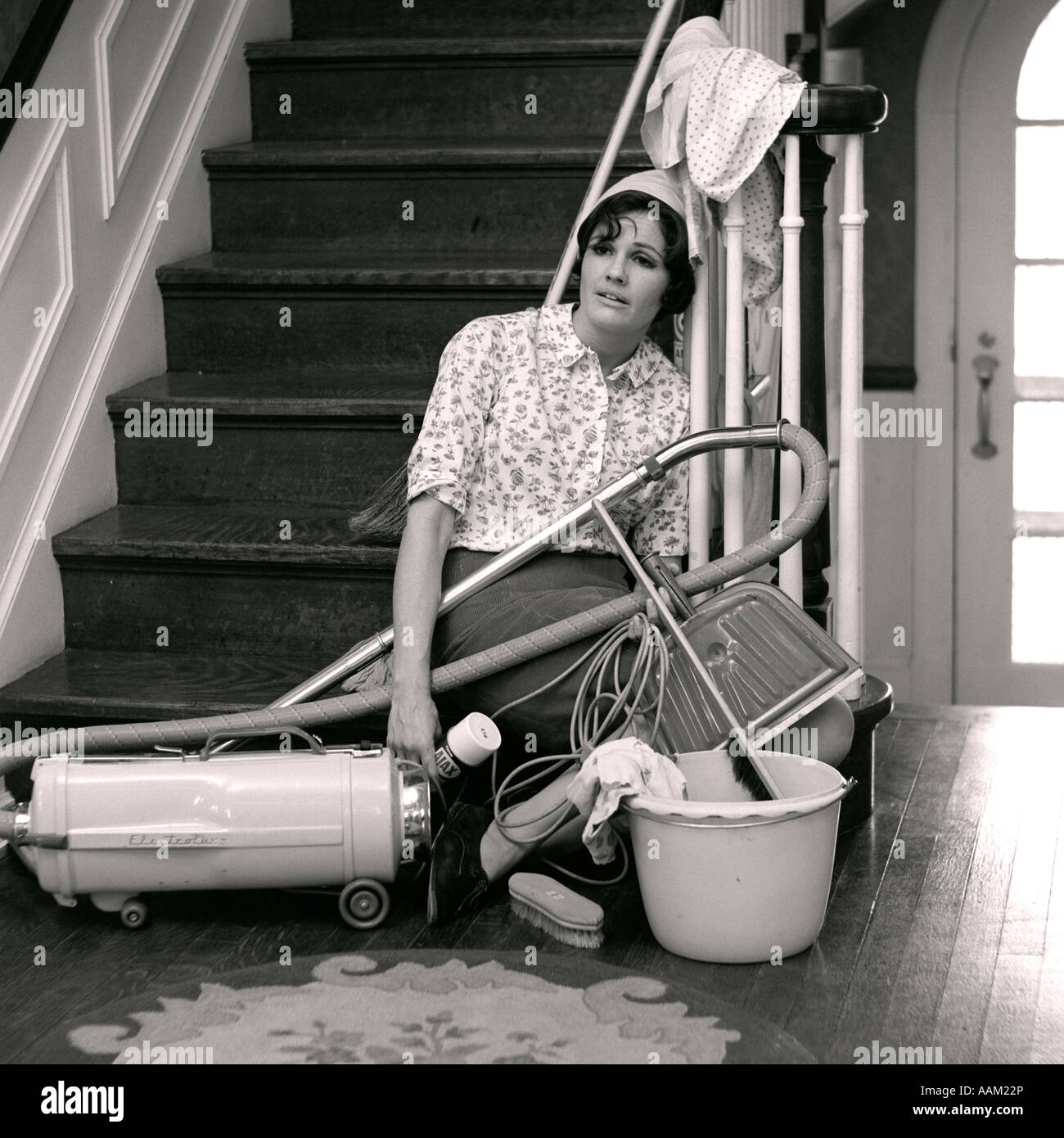 Retro woman cleaning hi-res stock photography and images - Alamy