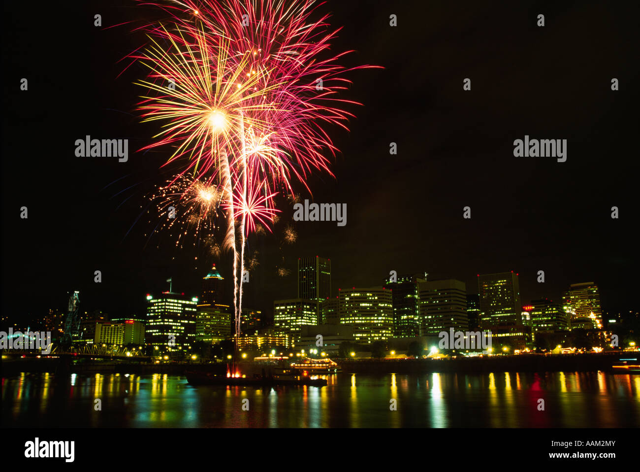 FIREWORKS ROSE FESTIVAL EASTSIDE ESPLANADE PORTLAND OREGON Stock Photo ...