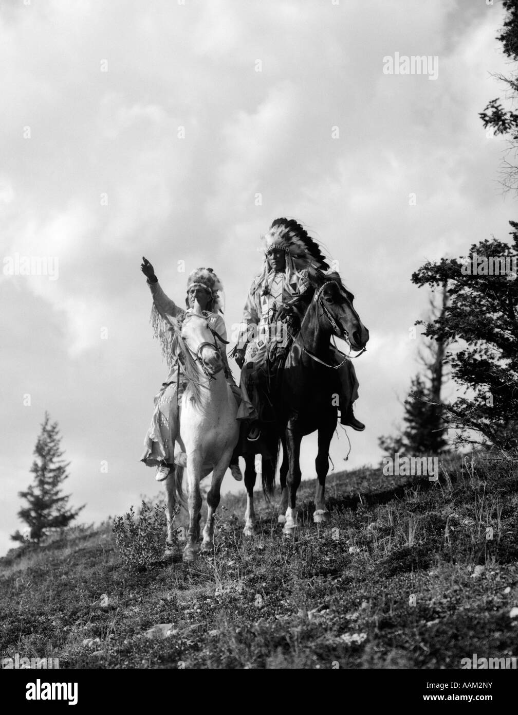 1930s PAIR OF SIOUX INDIANS IN HEADDRESSES ON HORSEBACK POINTING OUT ...