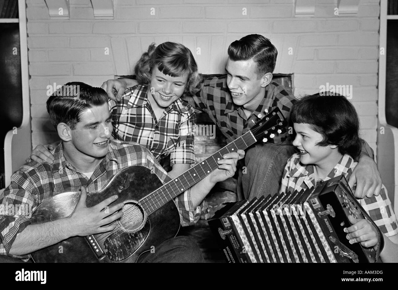 1950s MUSIC QUARTET BAND TWO COUPLES TEEN BOYS GIRLS SINGING PLAYING ...