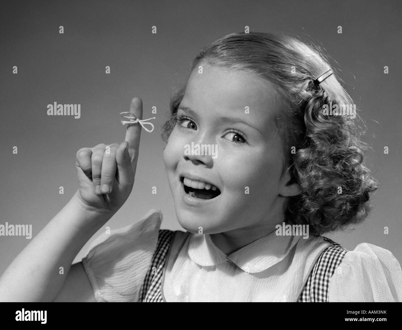 1950s LITTLE GIRL STRING TIED ON FINGER AS REMINDER NOT TO FORGET ...