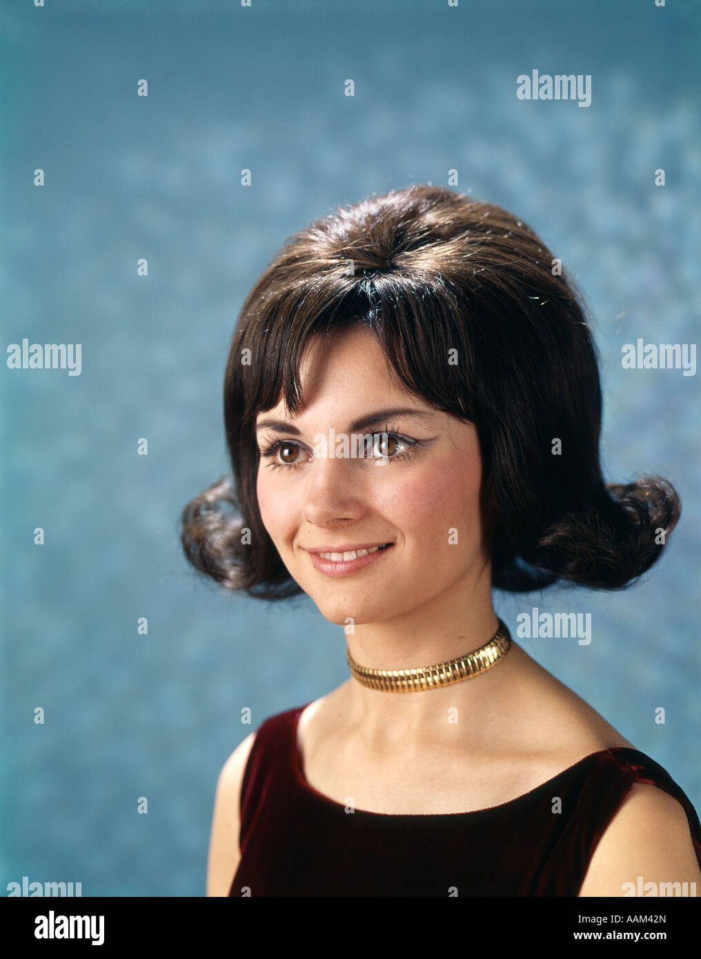 1960s PORTRAIT OF YOUNG SMILING WOMAN WEARING GOLD CHOKE COLLAR AND ...