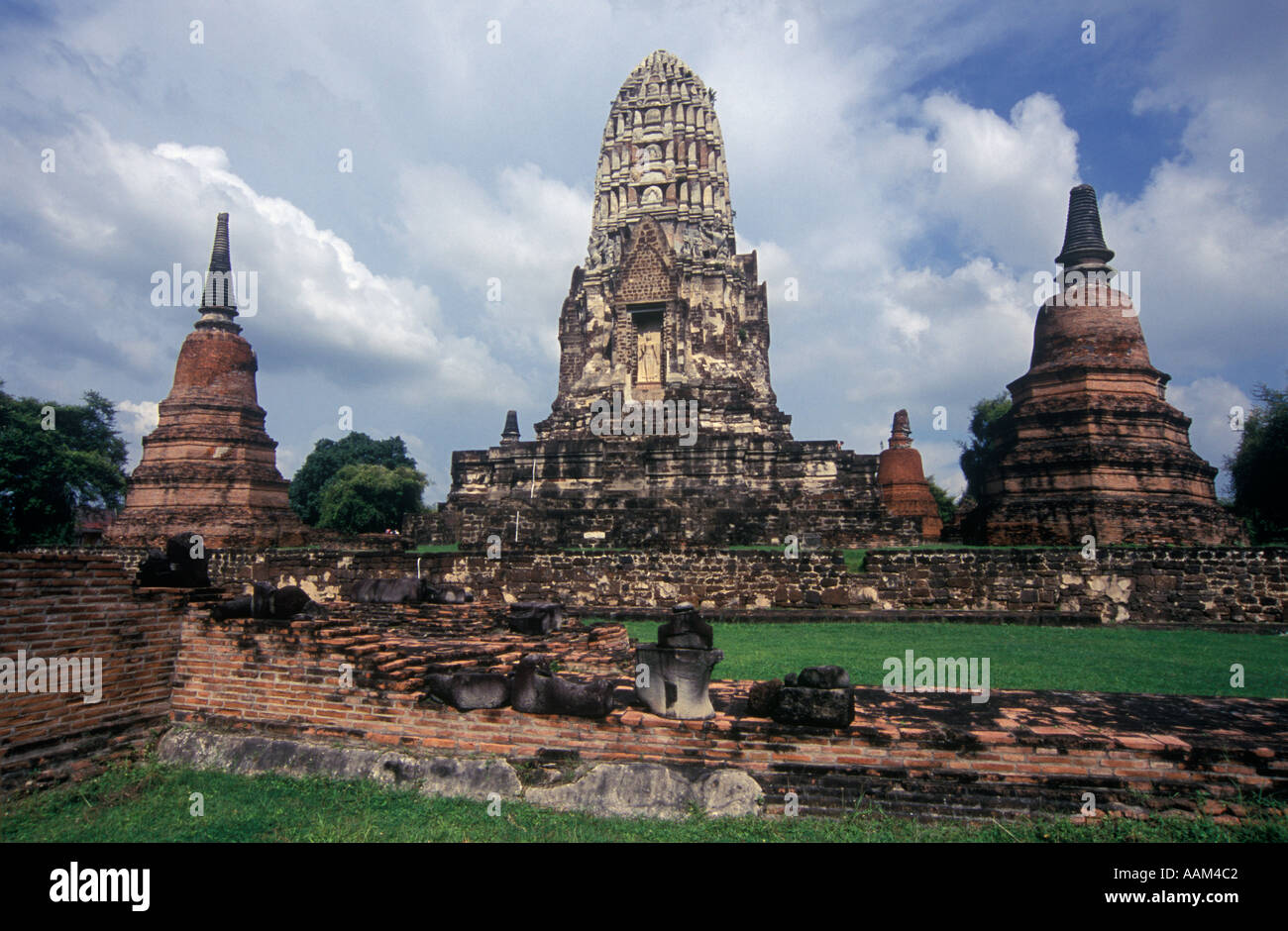 KHMER STYLE PRANG flanking CHEDI at WAT RAJABURANA Ratchaburana ...
