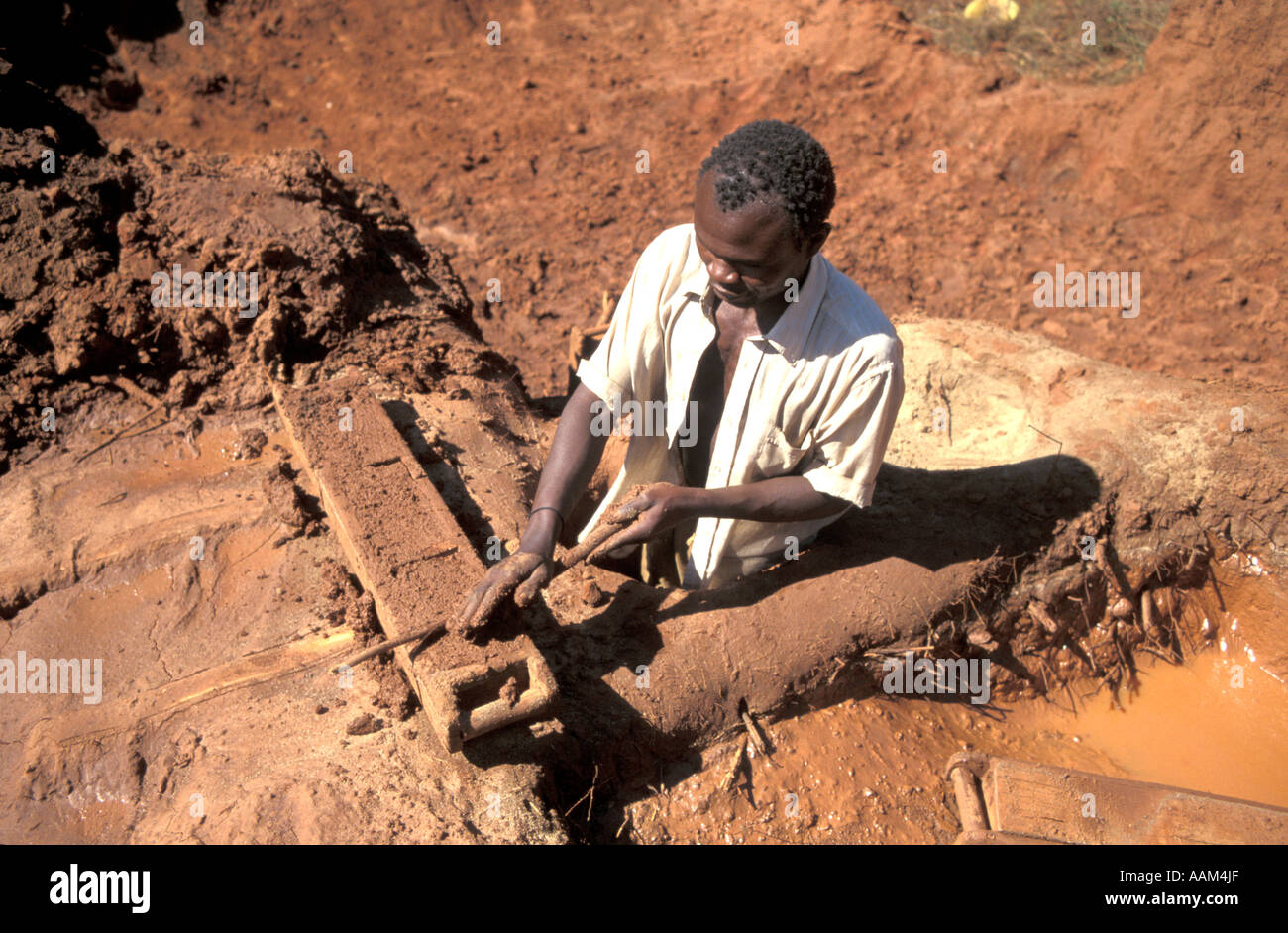 People work africa handmade brick hi-res stock photography and images ...
