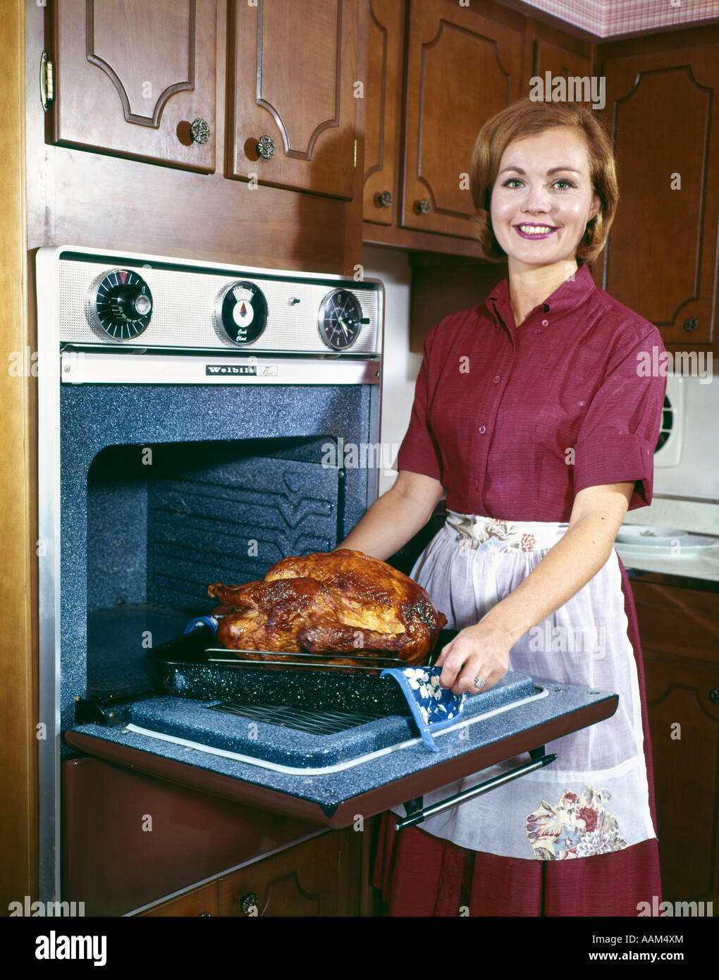 Woman oven retro hi-res stock photography and images - Alamy
