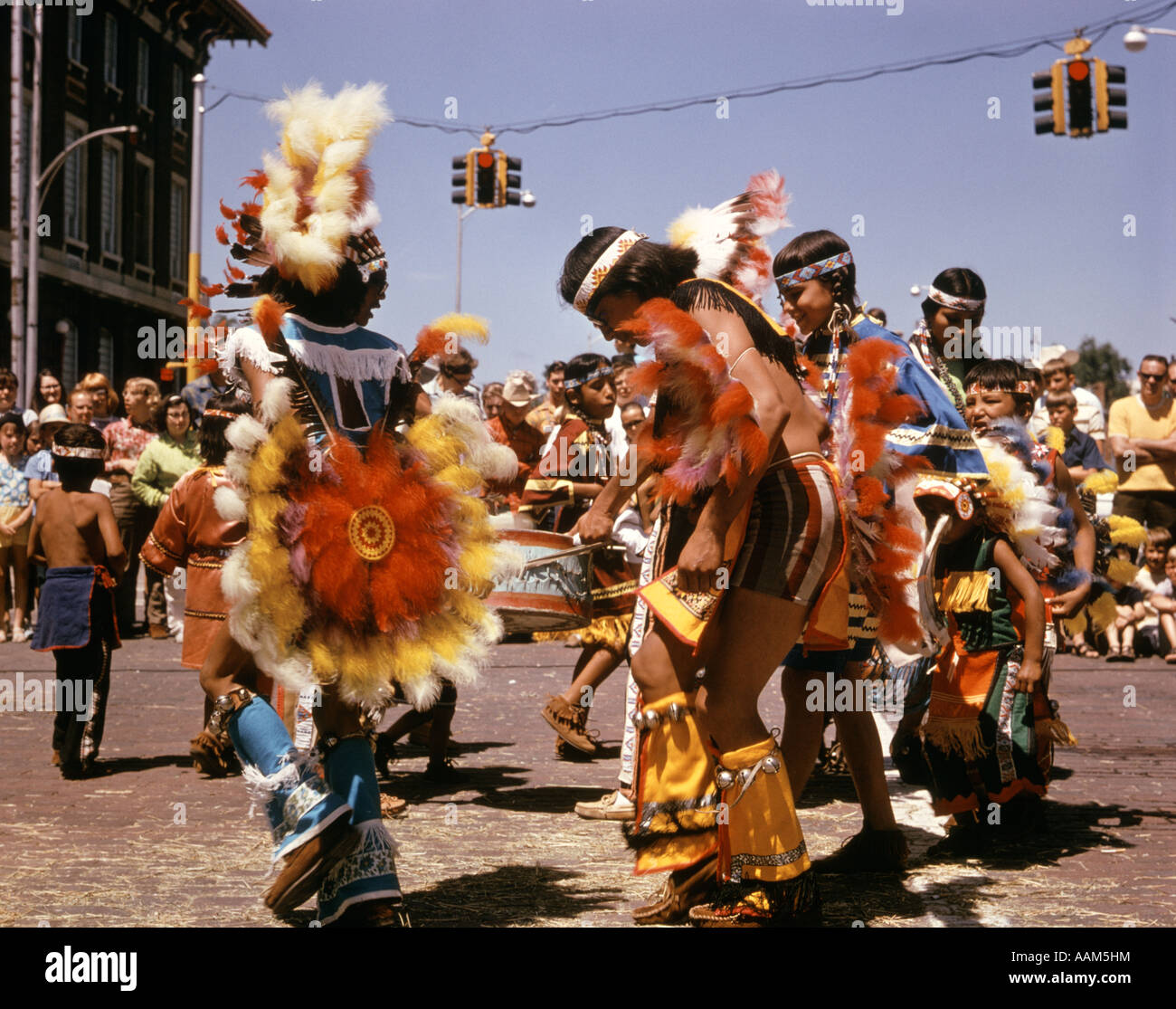Native american tribal dance hi-res stock photography and images - Alamy