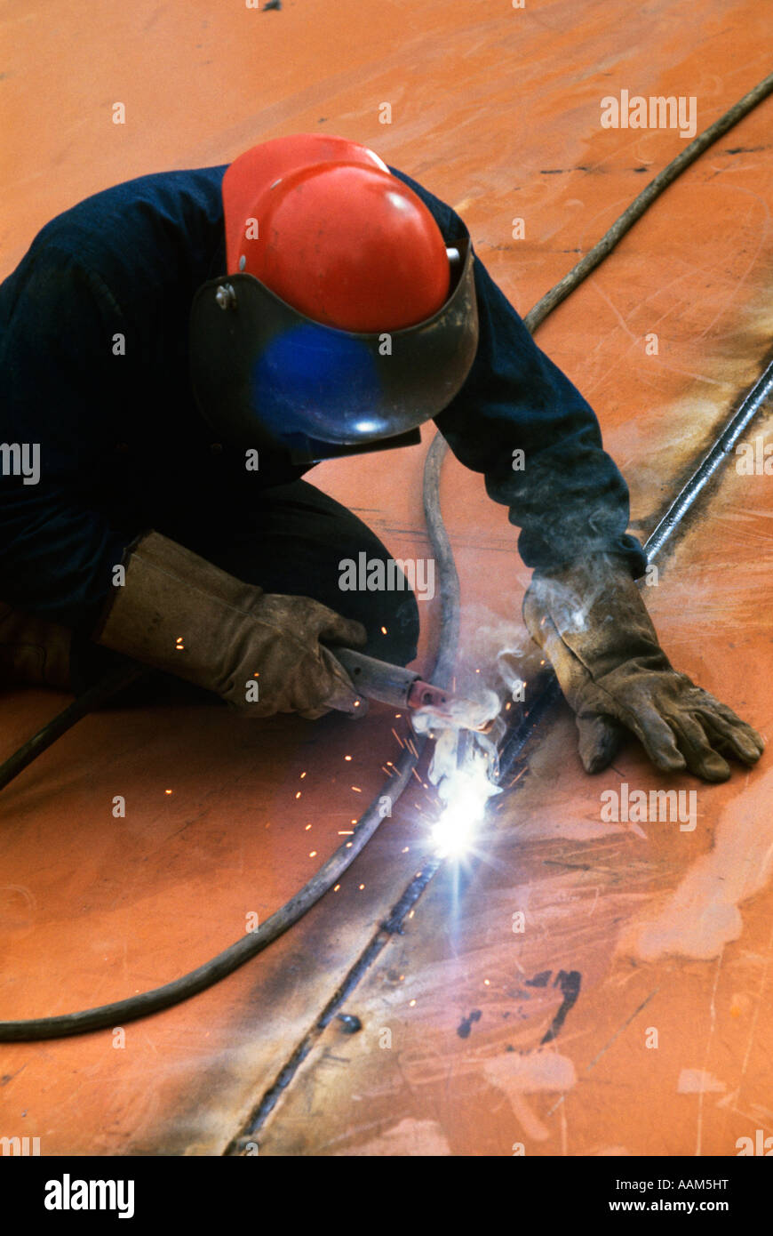 MAN WORKER WELDING OIL TANK Stock Photo - Alamy