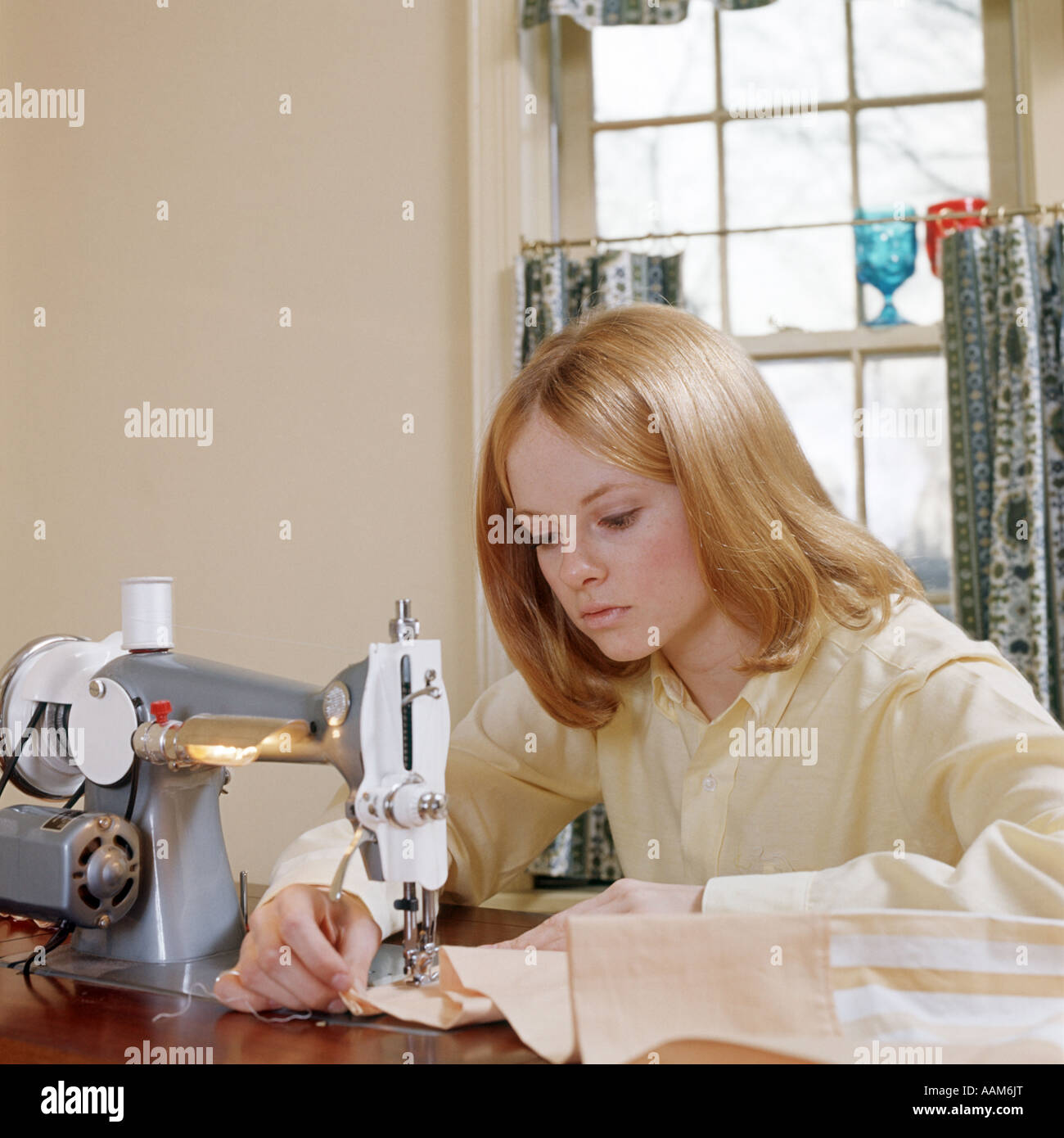 GIRL USING SEWING MACHINE Stock Photo - Alamy