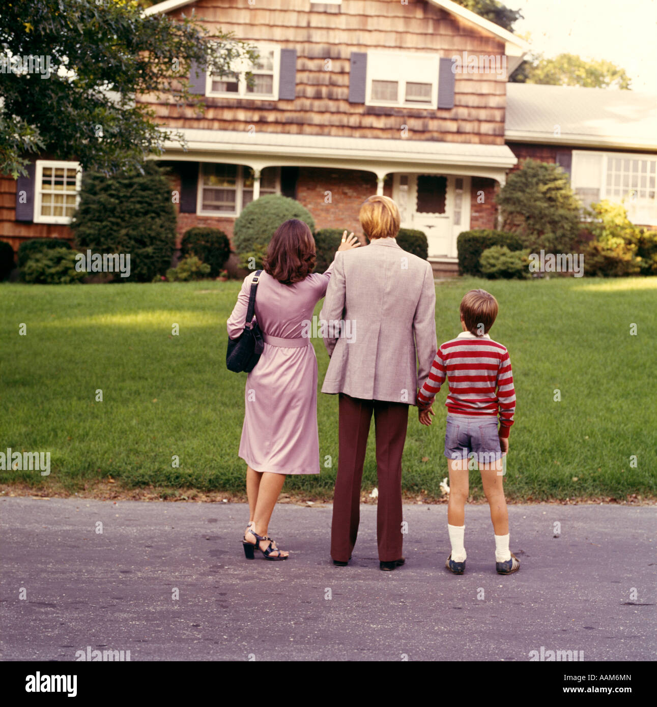 FAMILY LOOKING AT HOUSE BACKS HOME BUYING SEARCHING Stock Photo - Alamy