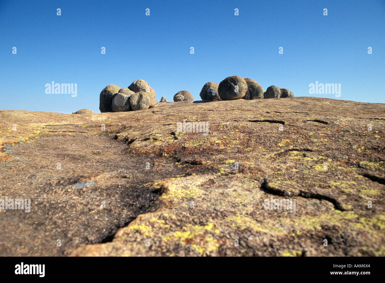 Ready to roll - Boulders balance precariously Stock Photo - Alamy