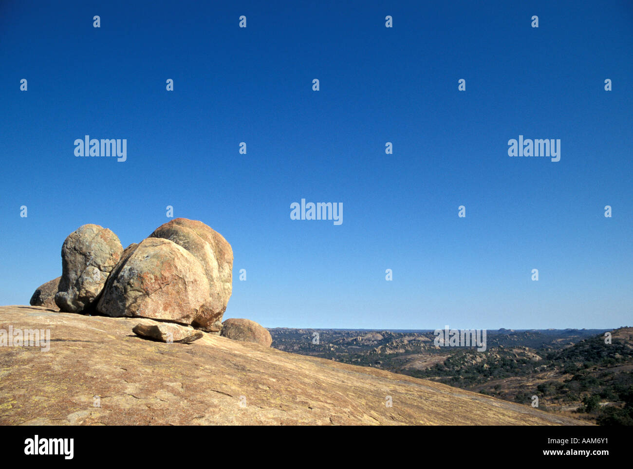 Granite rock boulders balance precariously Stock Photo - Alamy
