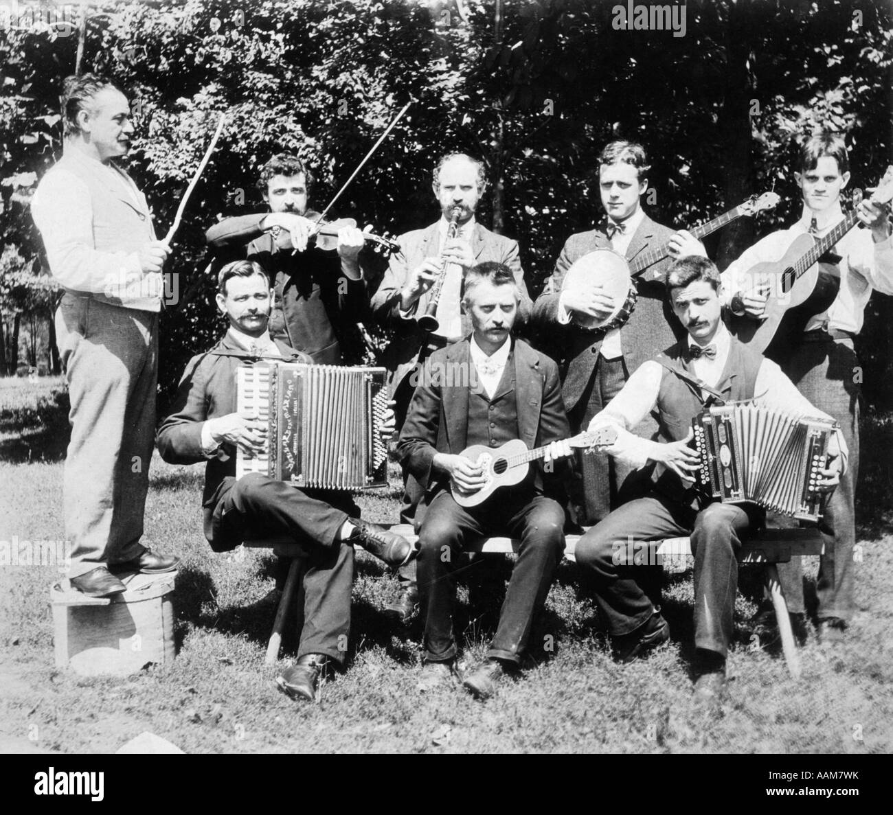 Group portraits with 6 persons Black and White Stock Photos & Images ...
