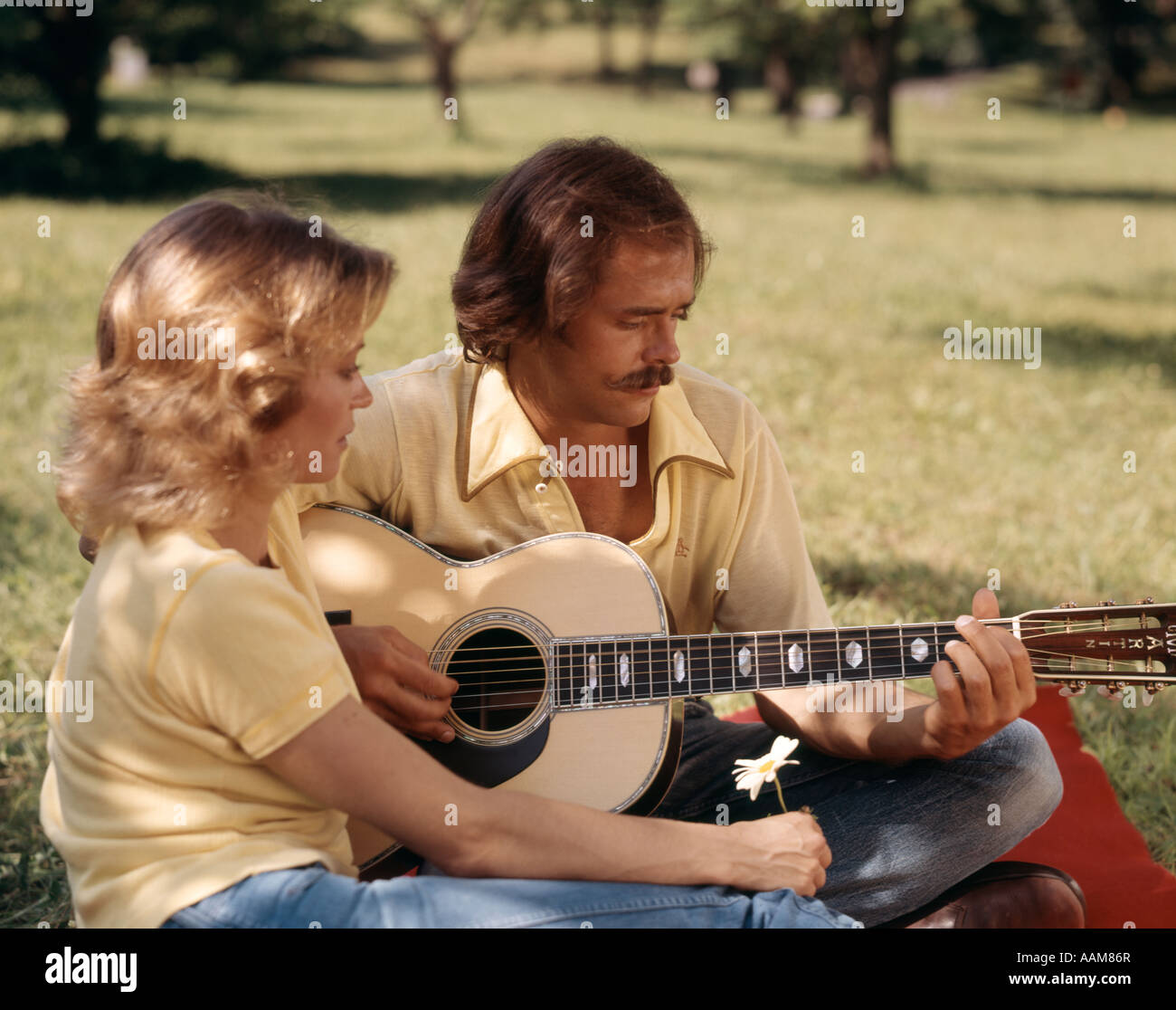 Retro couple hi-res stock photography and images - Alamy