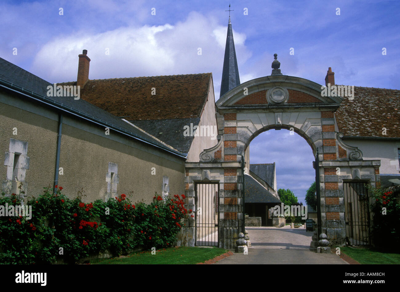 COUR CHEVERNY LOIR ET CHER FRANCE CHATEAU GATEWAY Stock Photo - Alamy