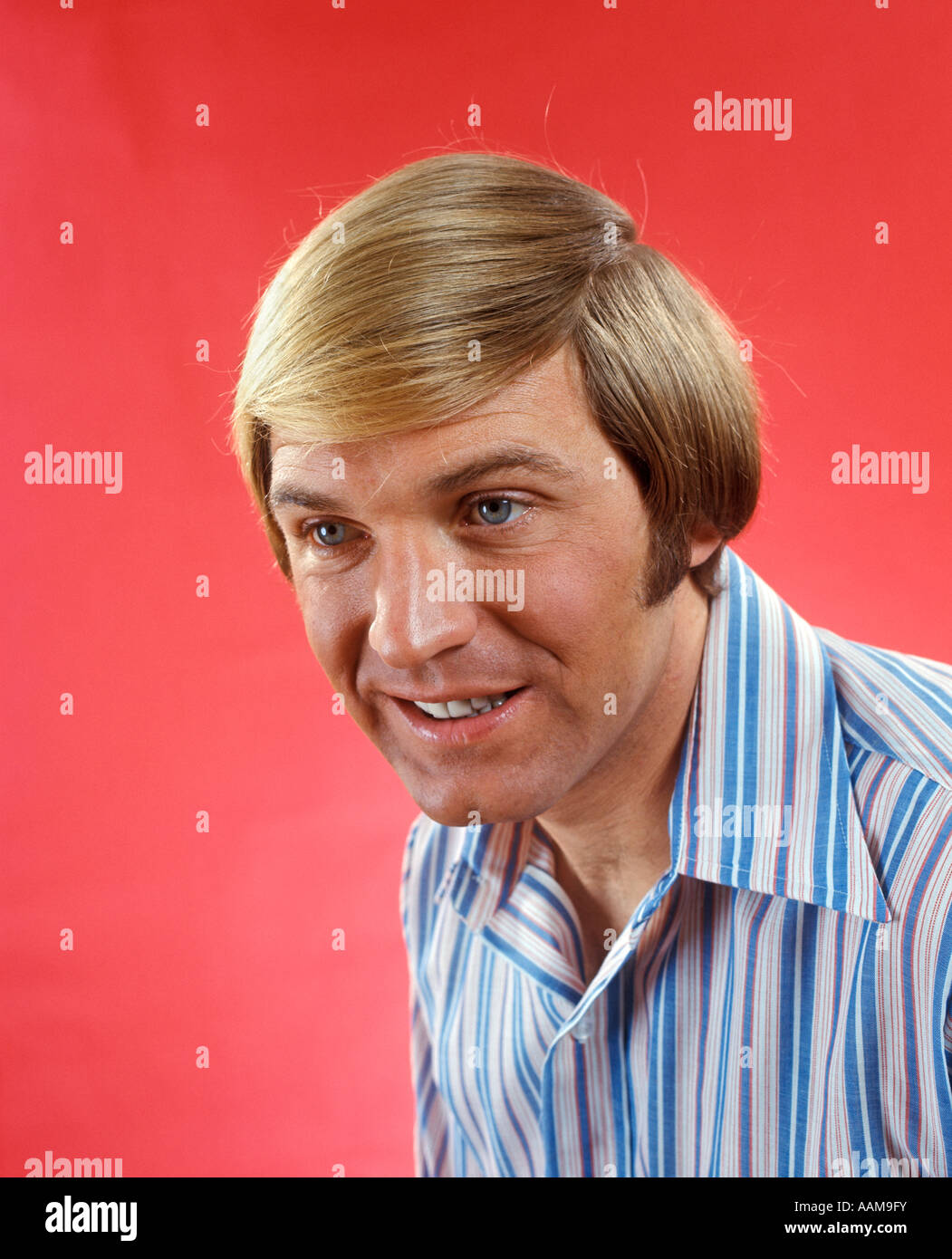 MAN PORTRAIT SMILING 1970 1970s RETRO Stock Photo - Alamy