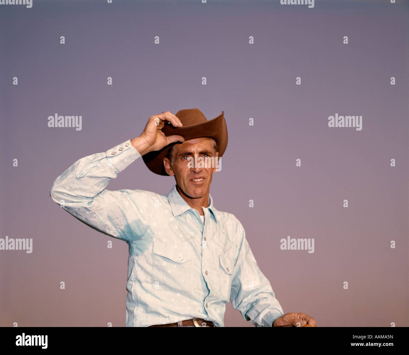 PORTRAIT MAN COWBOY HAT TILT 1960 1960s RETRO Stock Photo - Alamy