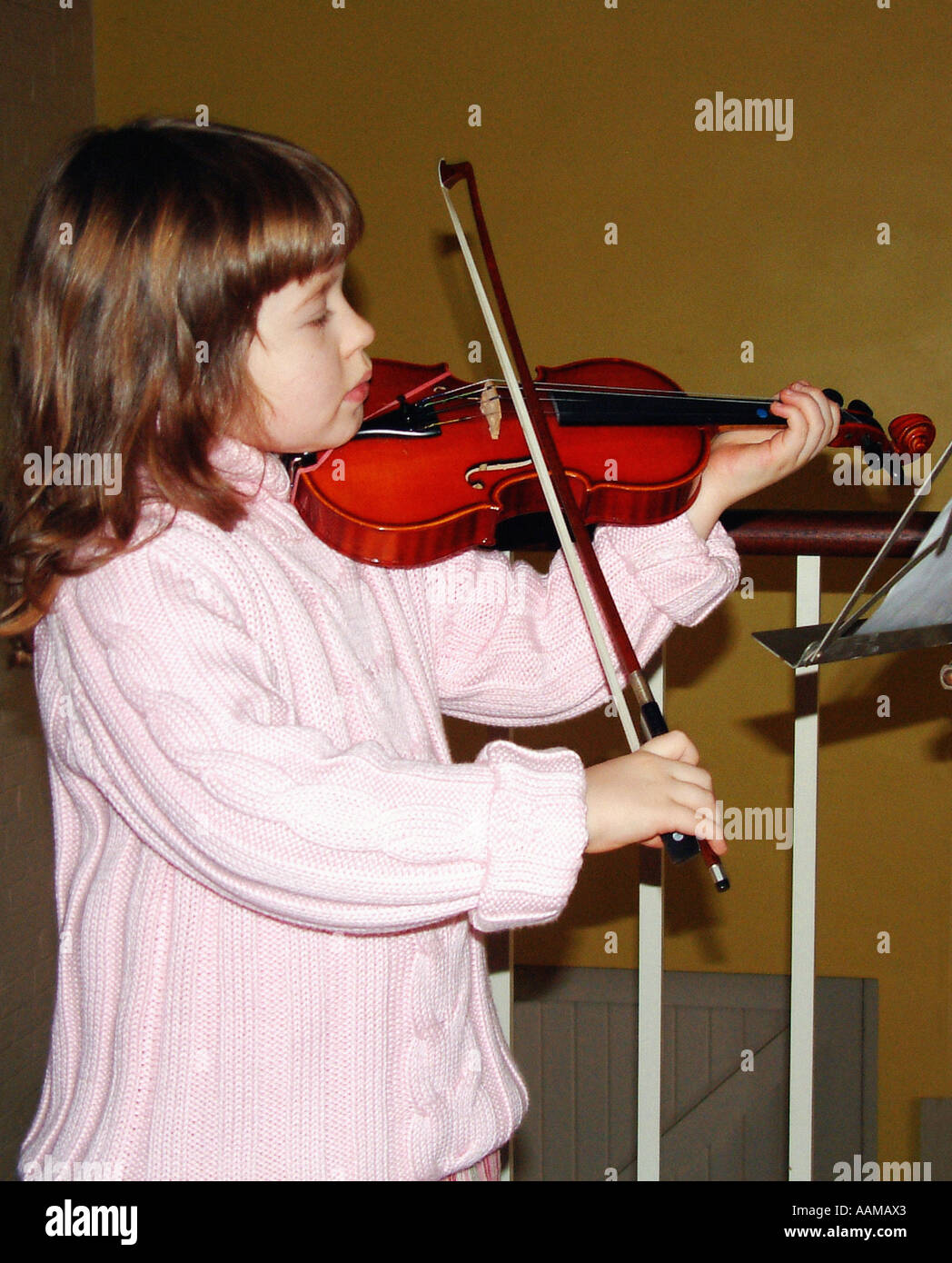 Child violin teach hi-res stock photography and images - Alamy