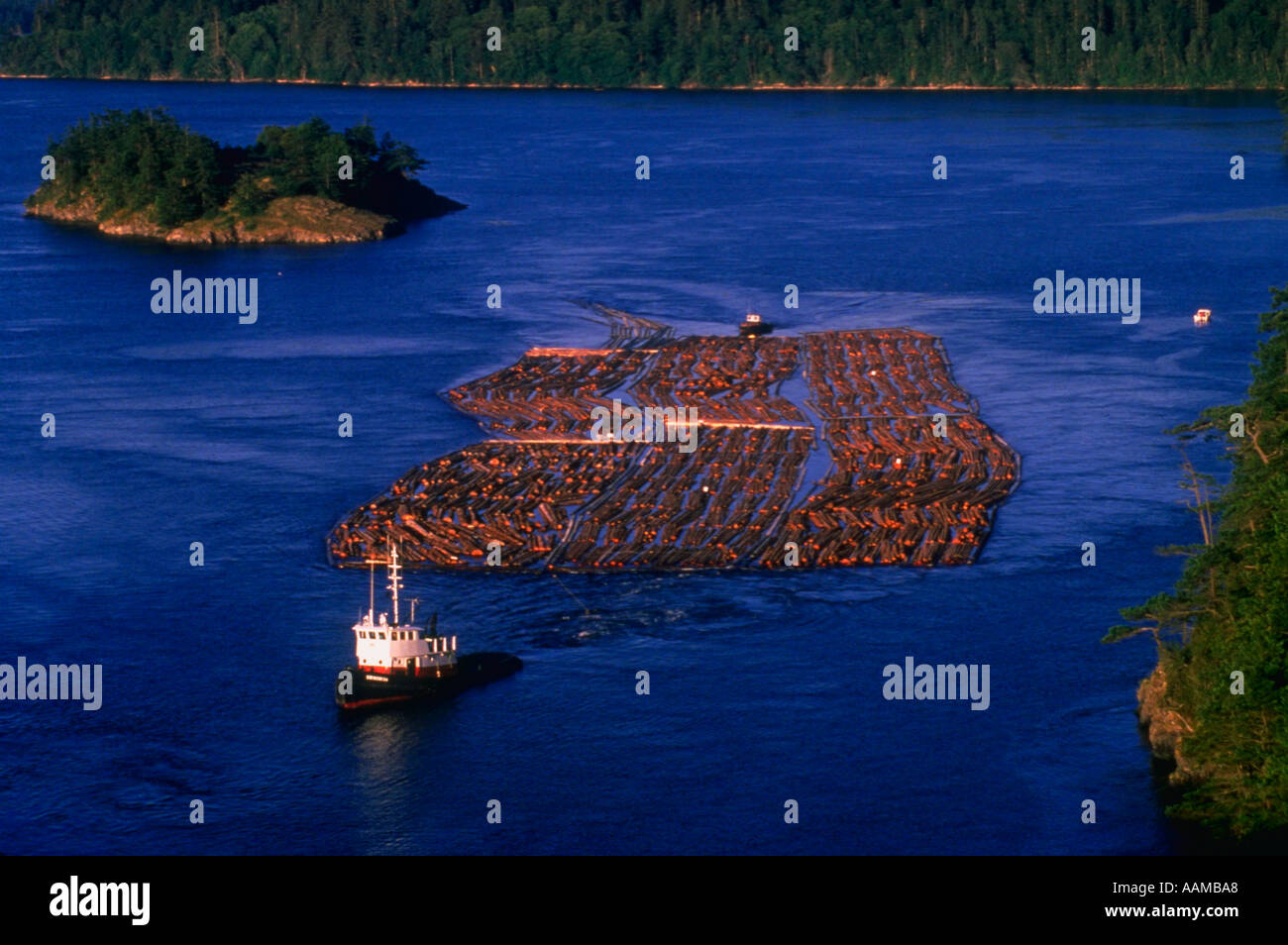 Tug and log boom hi-res stock photography and images - Alamy