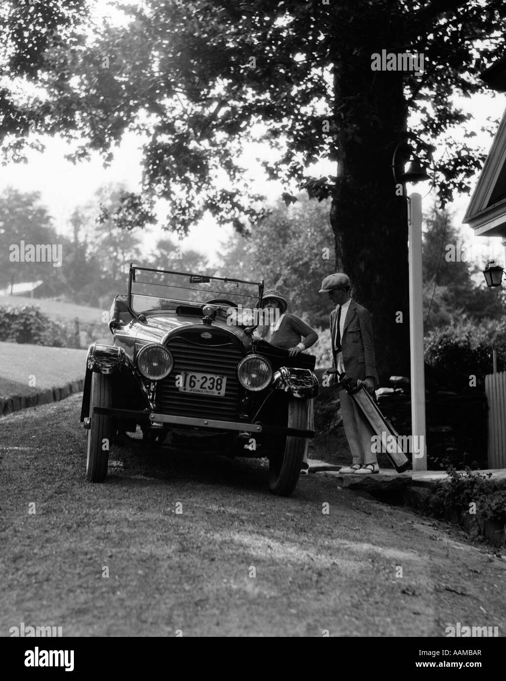 1920s COUPLE MAN WOMAN ENTER MOTOR CAR CARRYING BAGS FASHION TRIP ...
