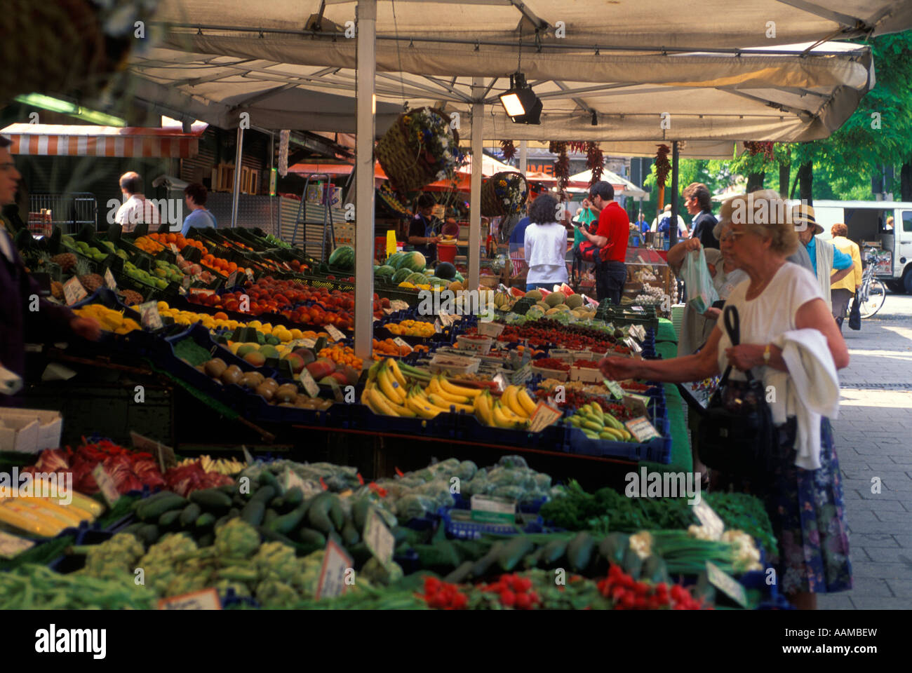 MUNICH GERMANY OUTDOOR PRODUCE STAND Stock Photo - Alamy
