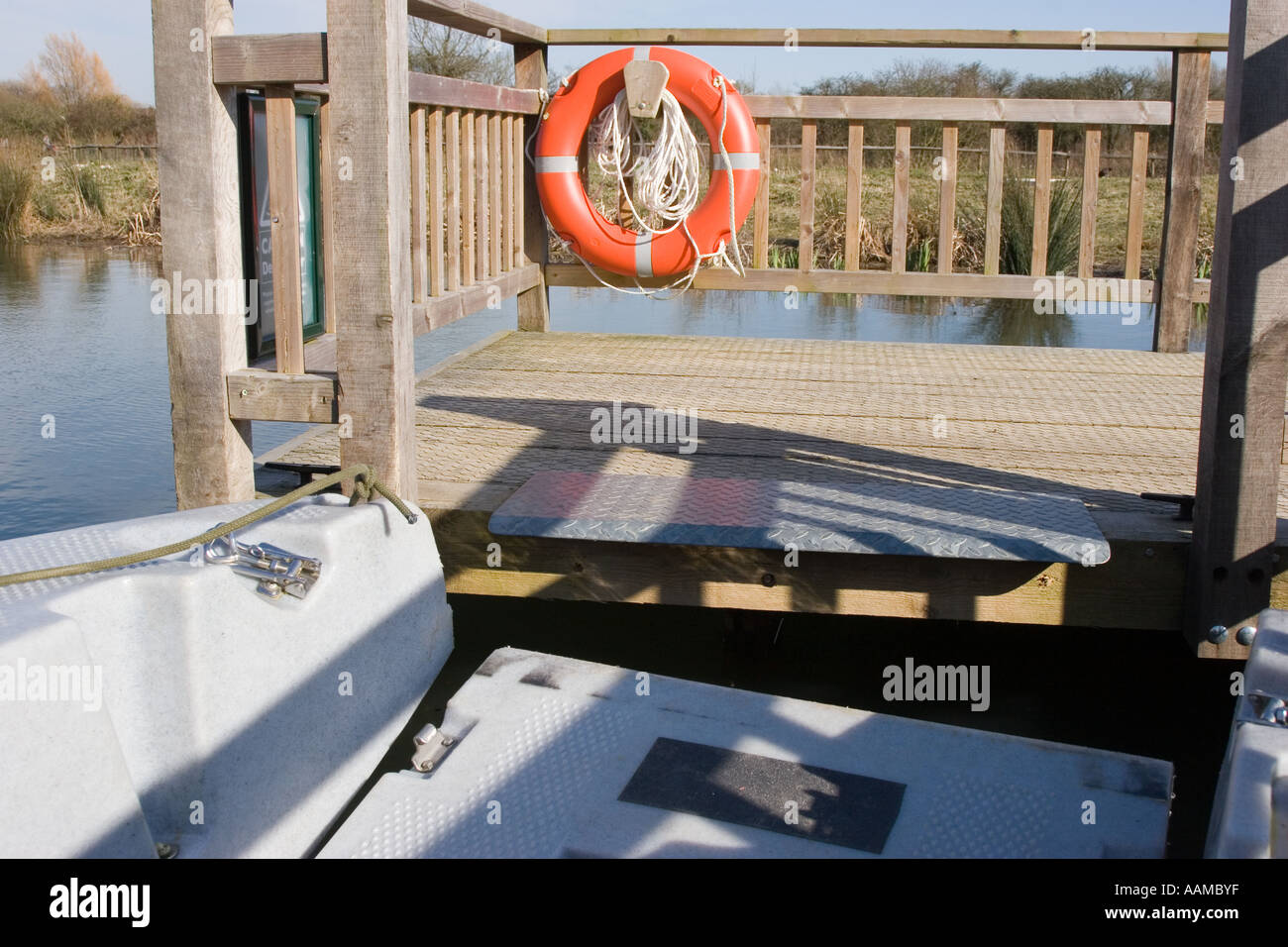 Boat docking with platform jetty Stock Photo - Alamy