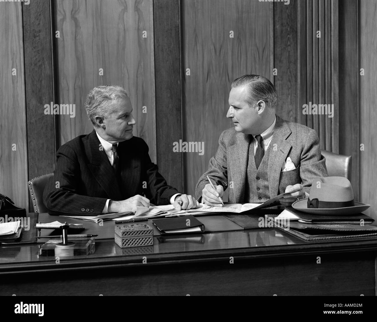 1940s men office desk work hi-res stock photography and images - Alamy