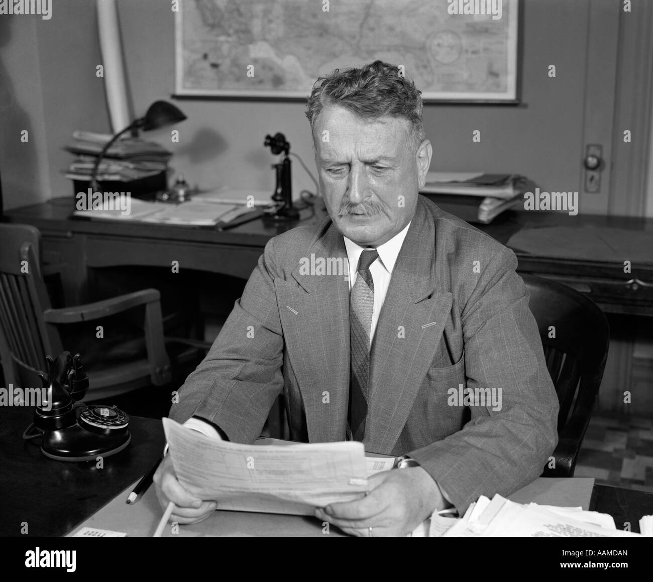 Reading paperwork Black and White Stock Photos & Images - Alamy